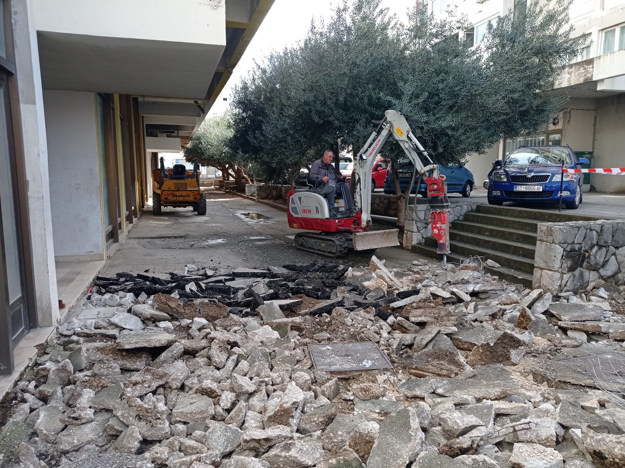 Uređenje javne površine ispred Studenca - Općina Dugi Rat